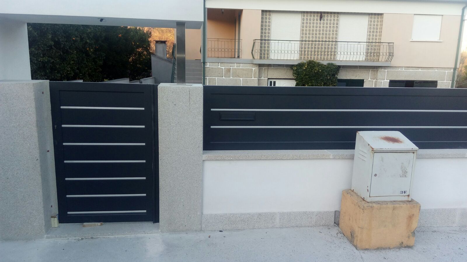 Lama horizontal 200 con calles de 20 en inox